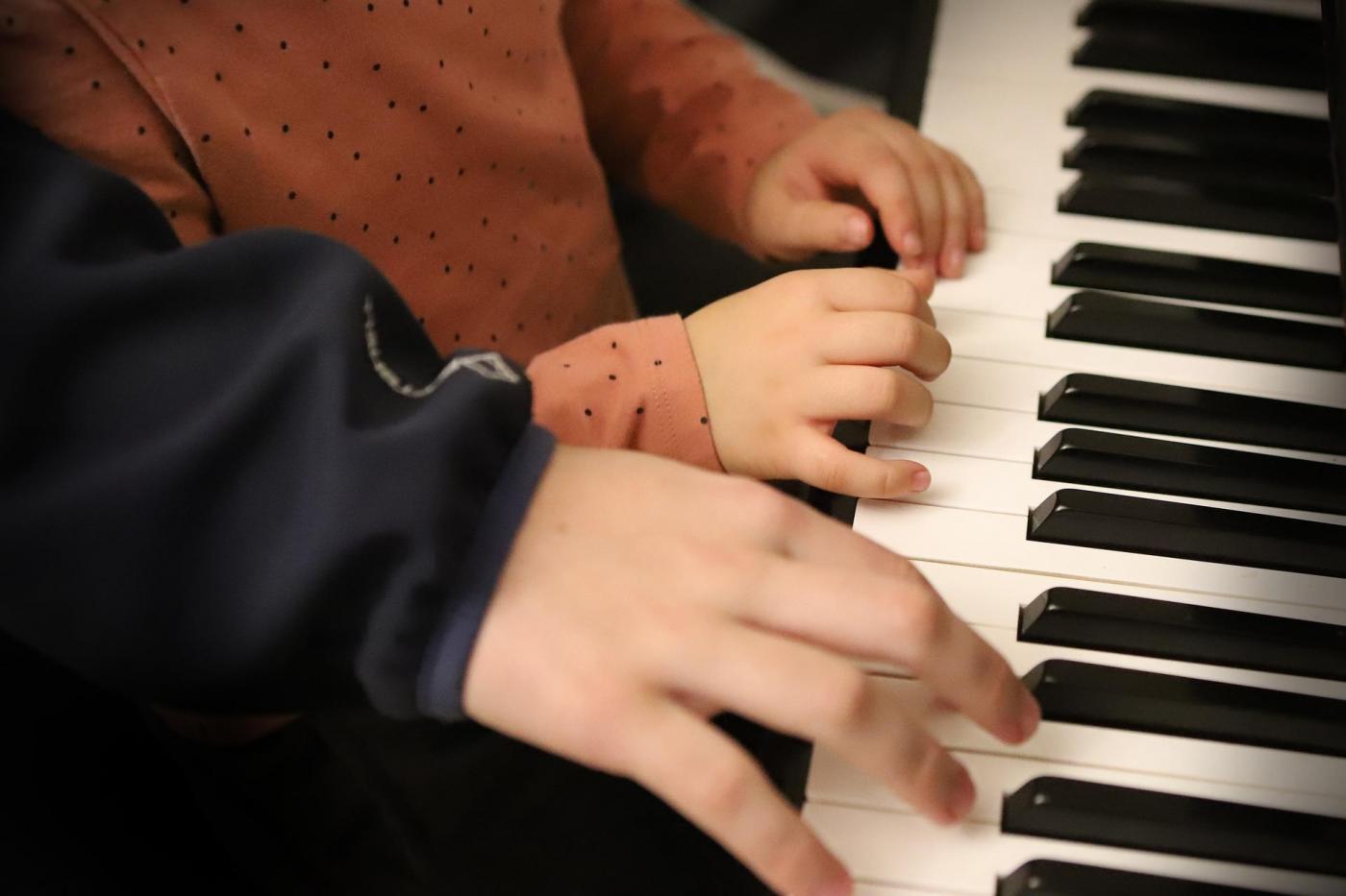 Manfaat Bermain Piano Sejak Dini Bagi Anak | Superprof